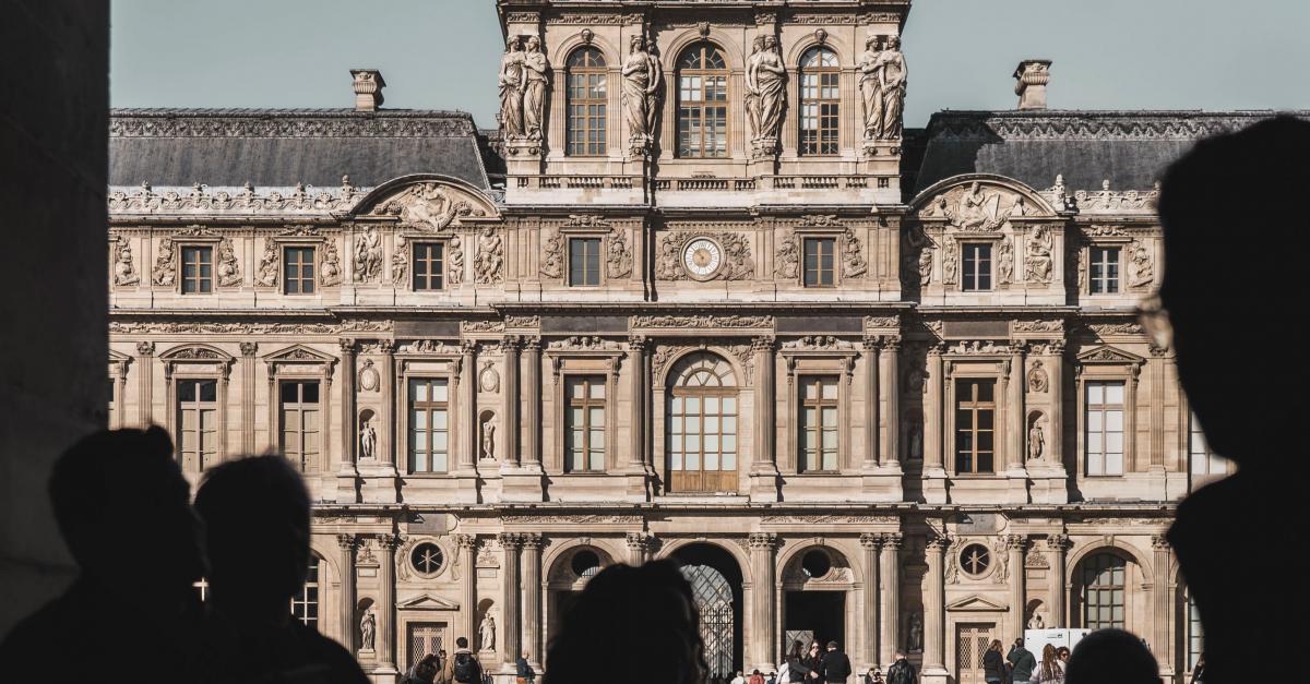 Do you know the secrets of the Louvre's façades?